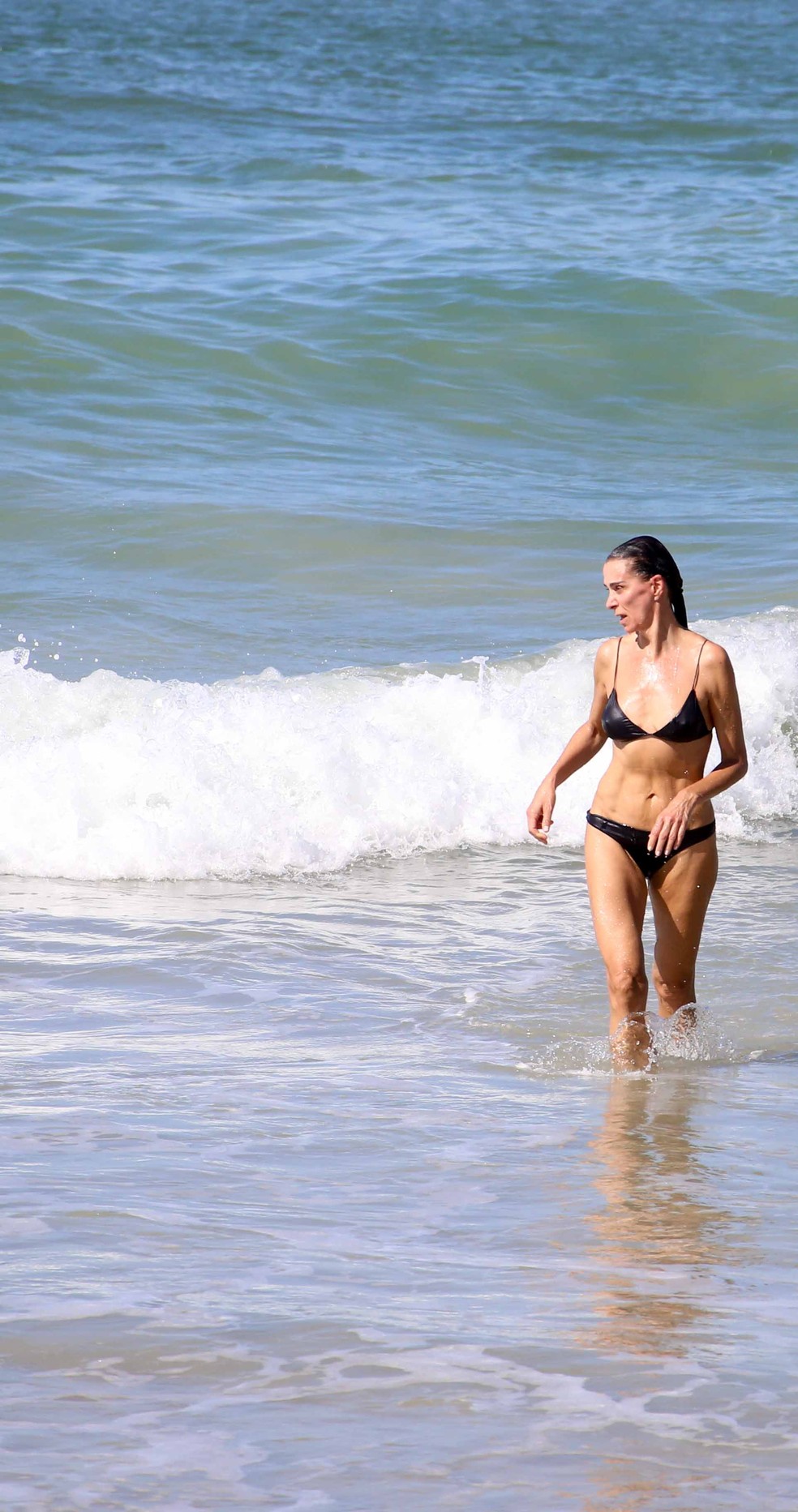 Mônica Martelli toma banho de mar na Praia de Ipanema