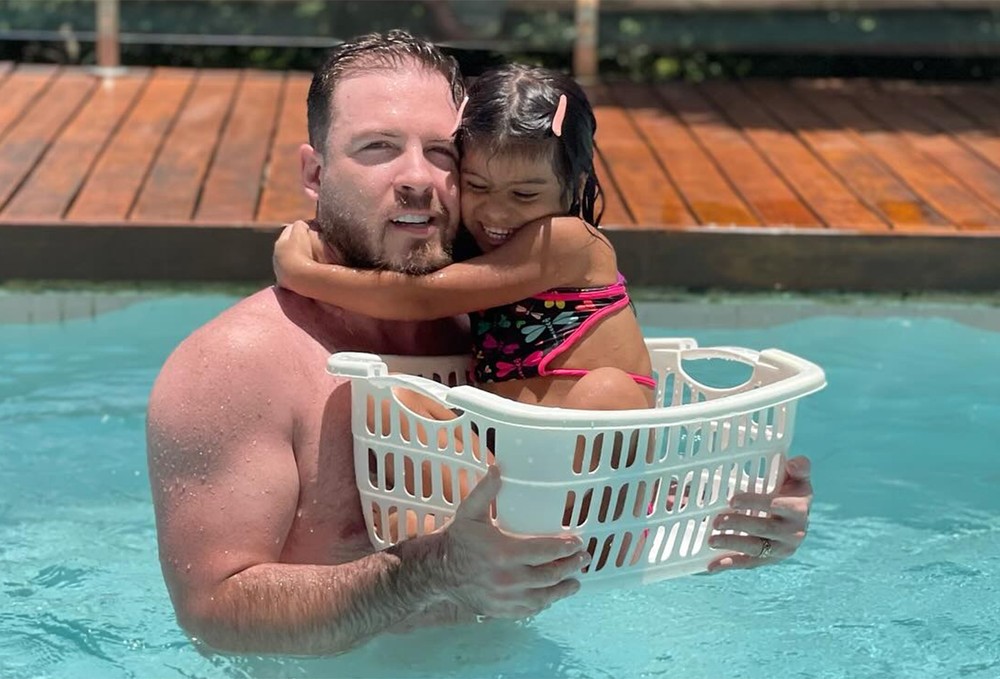 Primo Rico deixa filha de Maíra Cardi raspar a sua cabeça