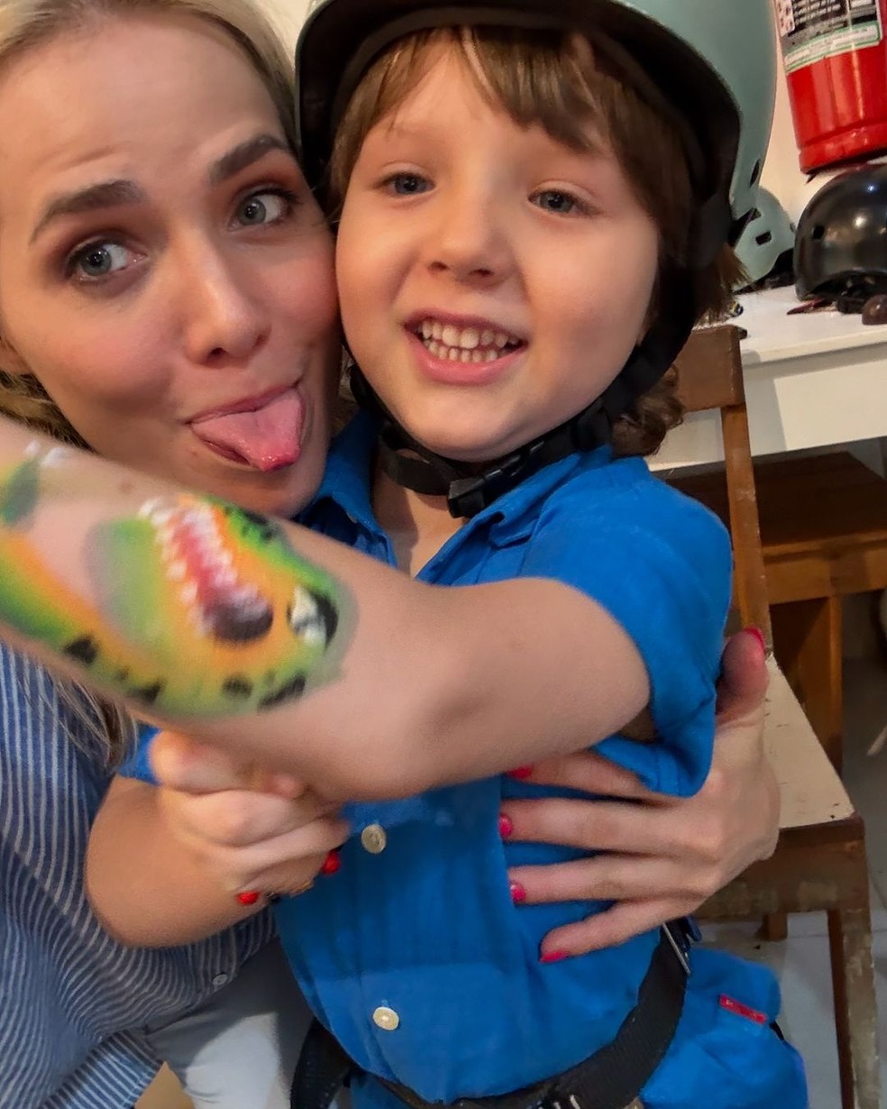 Letícia Colin e Michel Melamed festejam aniversário de Uri com tema Beatles