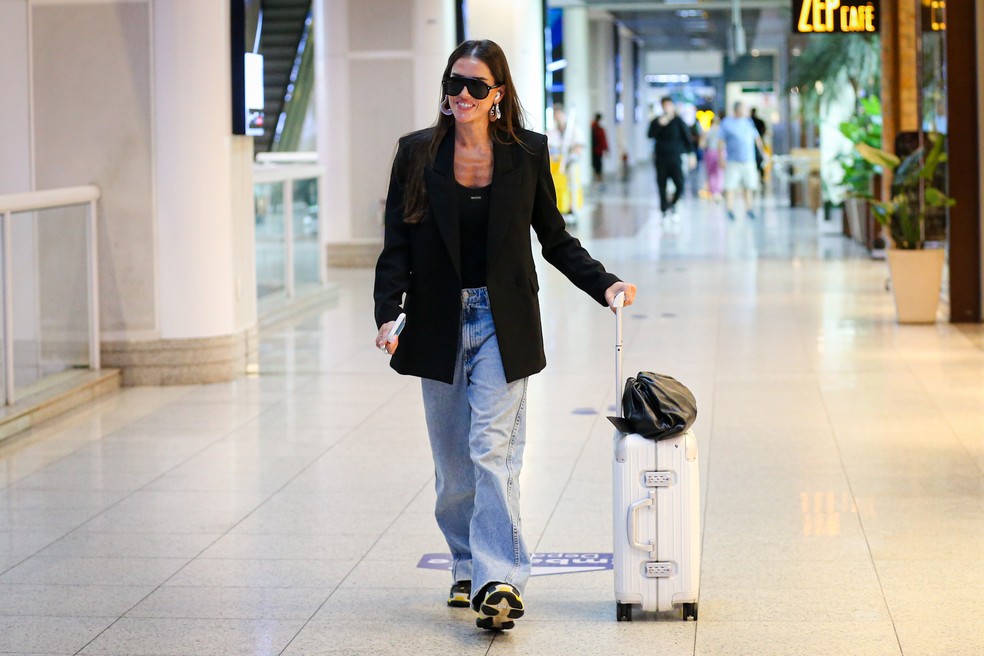 Deborah Secco embarca estilosa no Santos Dumont, no Rio