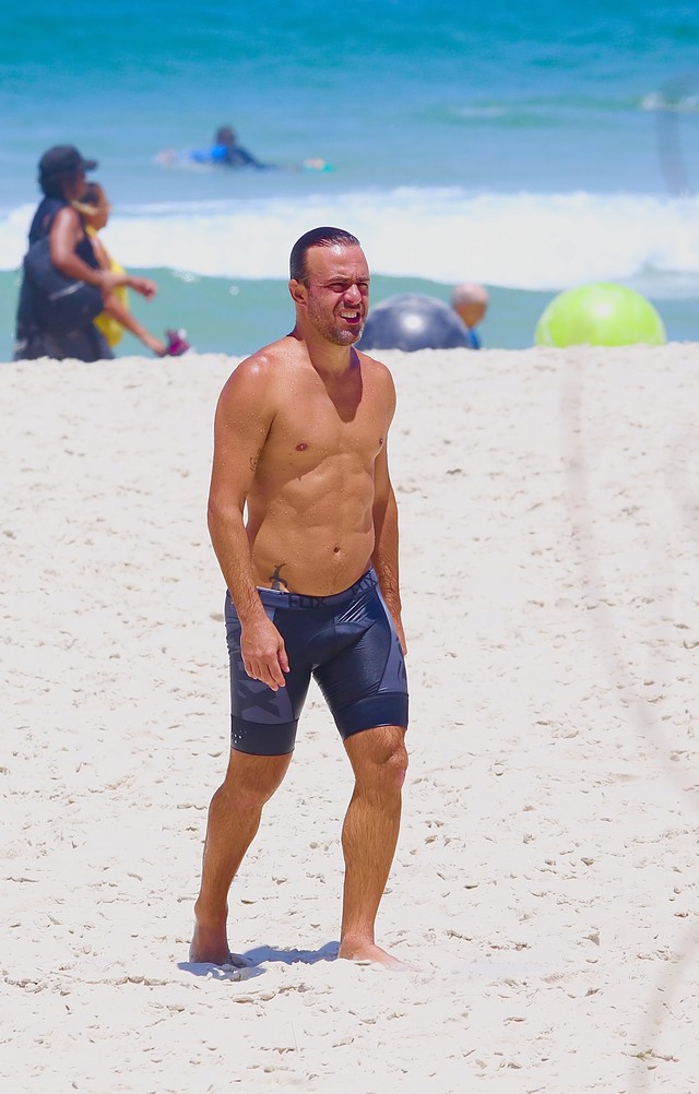 Ex-jogador de futebol Roger Flores vai à praia no Rio