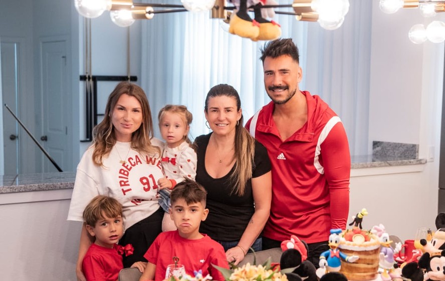 Julio Rocha foge do agito do Carnaval para curtir Orlando com a família ...