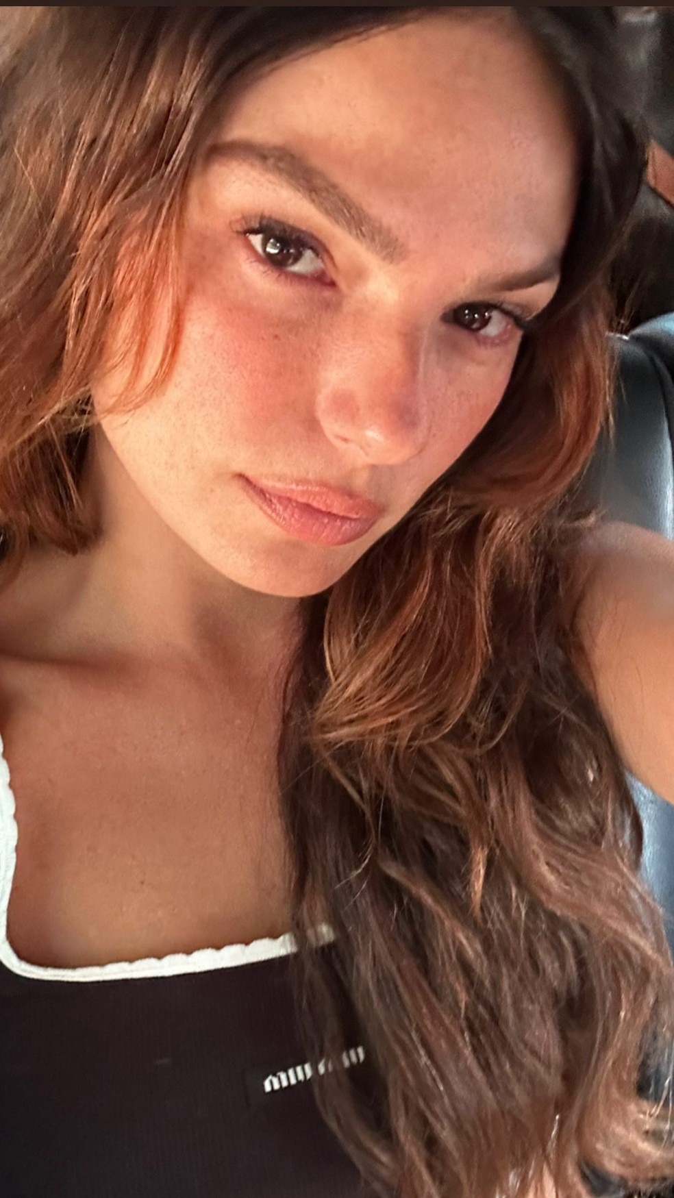 Isis Valverde posa sem make e mostra rosto vermelho de sol; confira