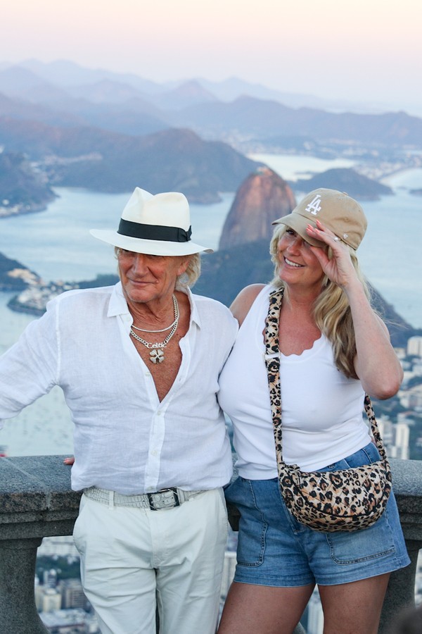No Rio, cantor Rod Stewart visita o Cristo Redentor com a família; fotos