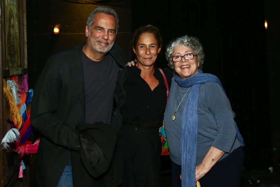 Andréa Beltrão e marido fazem aparição rara juntos em noite de teatro