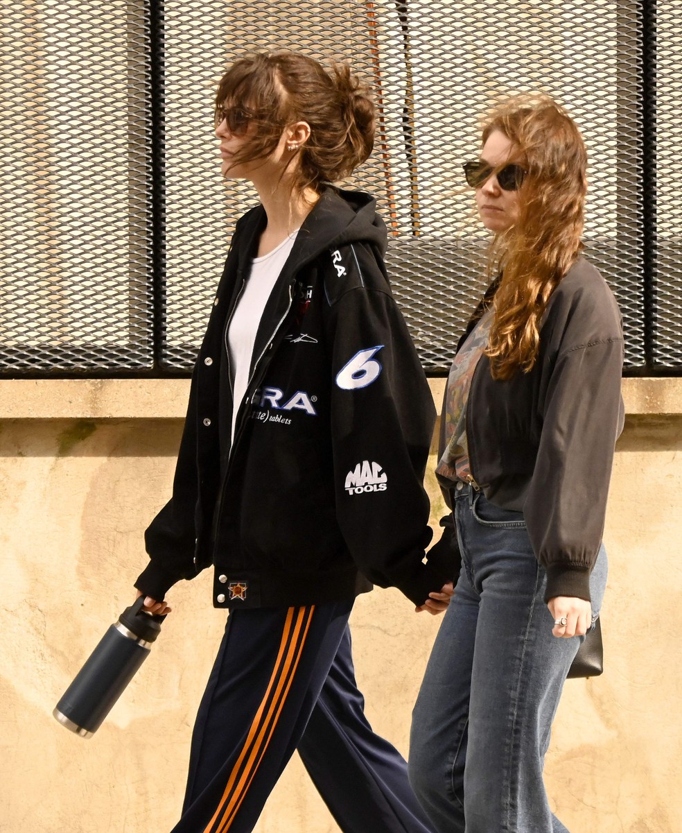 Cara Delevingne ganha beijo da namorada em passeio em Barcelona; fotos