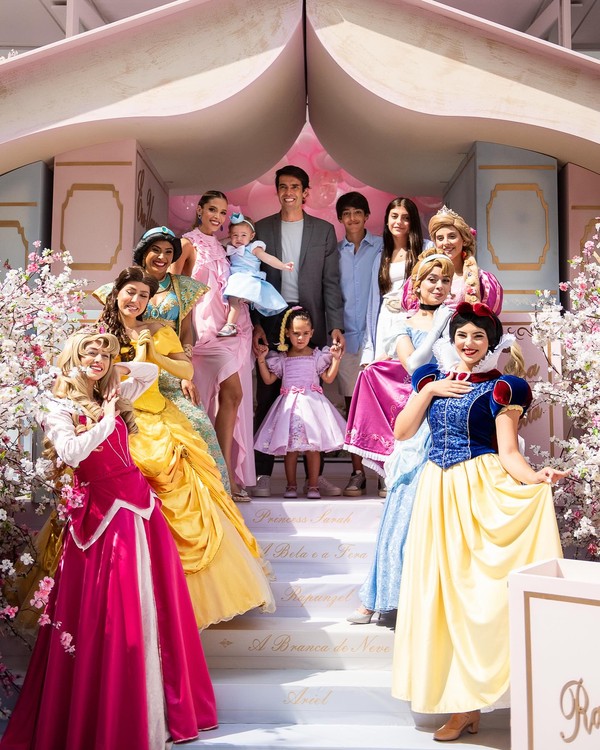 Carol Batista e Kaká abrem álbum de superfesta de princesa de 1 ano da ...