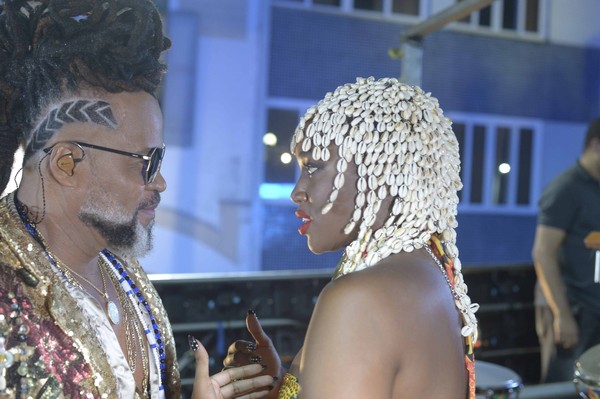 Com Carlinhos Brown, IZA se emociona ao estrear no Carnaval de Salvador