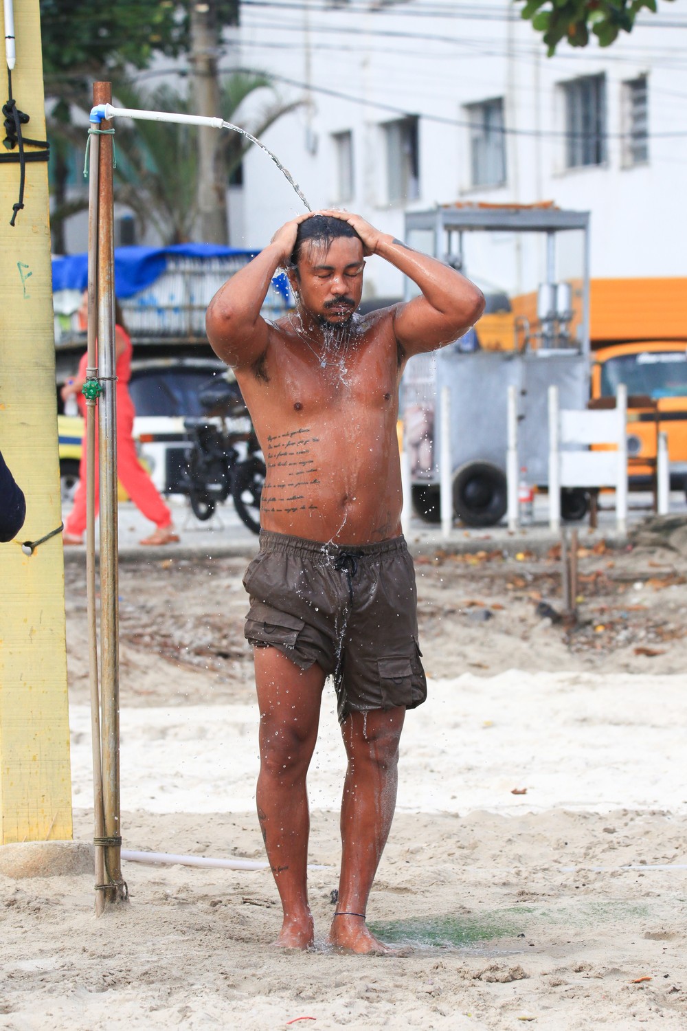 Xamã aproveita praia no Rio em dia de estreia como ator em 'Renascer'
