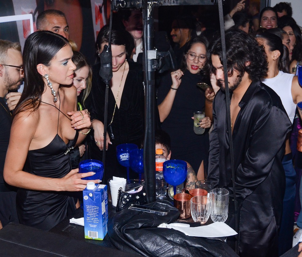 Em SP, Bruna Marquezine vai com Xolo Maridueña a evento em meio a rumores de namoro