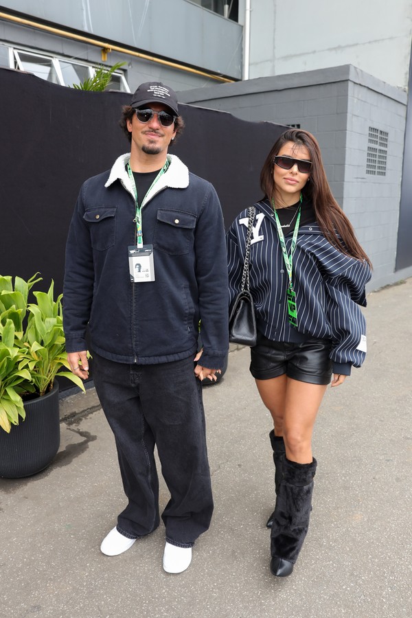 Gabriel Medina beija namorada no GP de F1; ela usa bolsa de R$ 61 mil