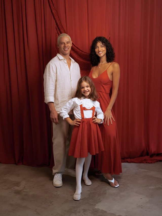 Débora Nascimento posta com a filha, Bella, e dupla mostra semelhança