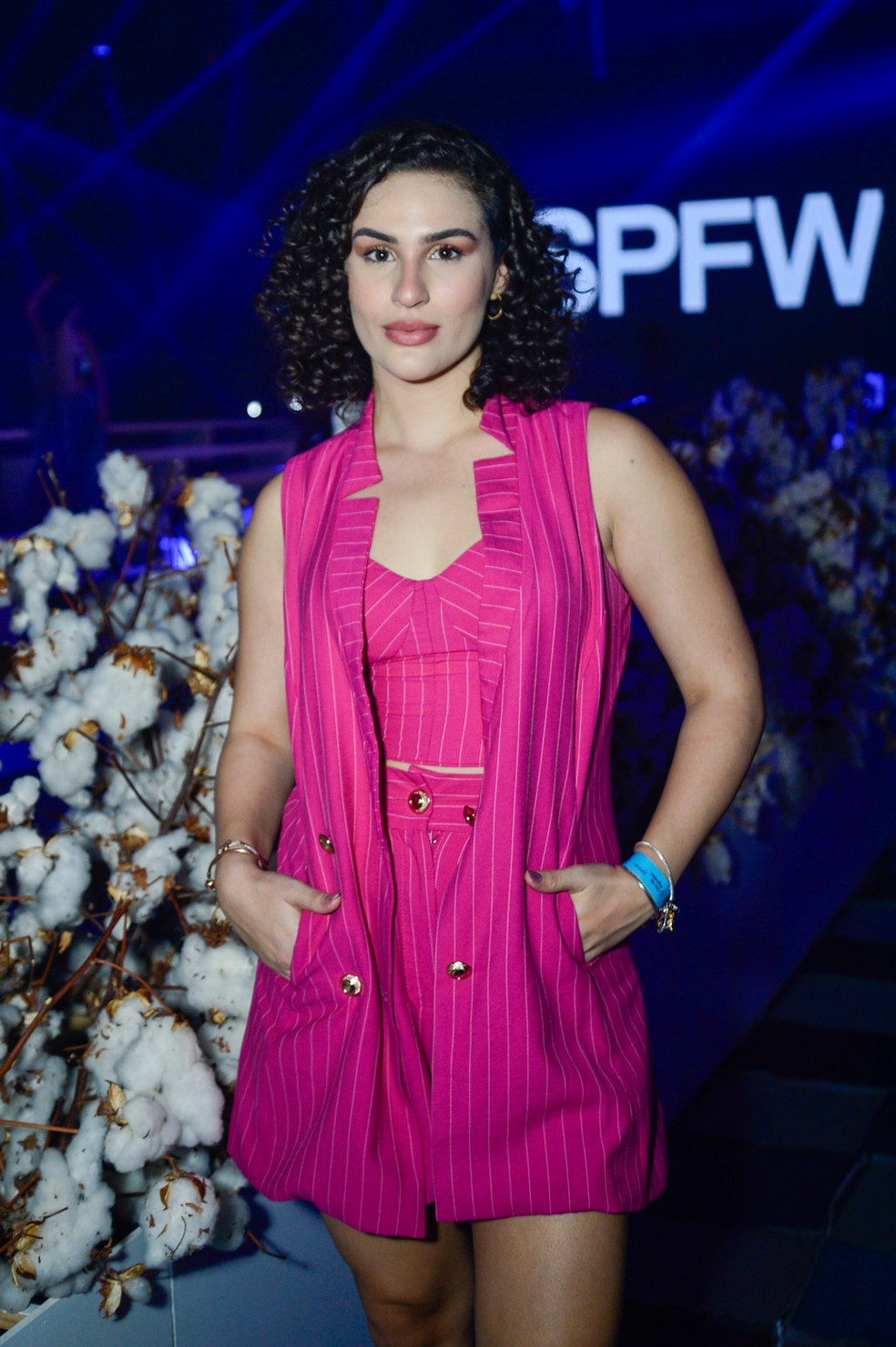 Lívian Aragão escolhe conjuntinho rosa para participar do SPFW