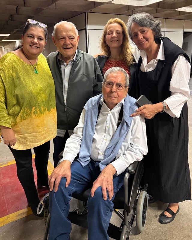 Aos 94 anos, Benedito Ruy Barbosa prestigia Othon Bastos no teatro