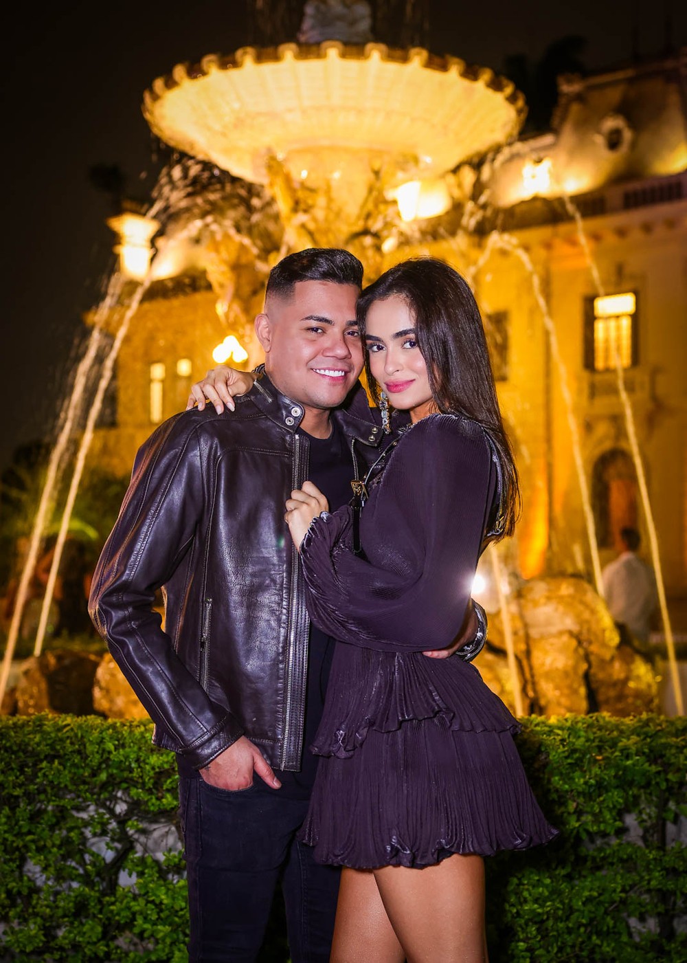 Felipe Araújo exalta a namorada e troca beijos em desfile: 'A mais perfeita'