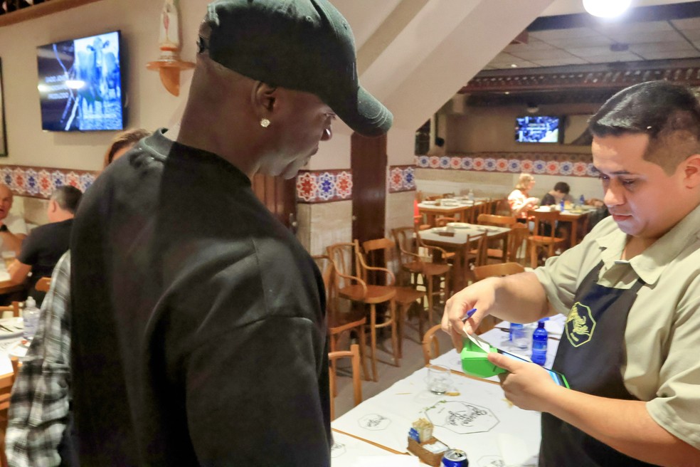 Antes do Rock in Rio, Akon sai para jantar e é tietado