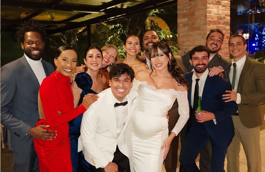 Com noiva grávida, influenciador Gusta se casa e reúne famosos em festa