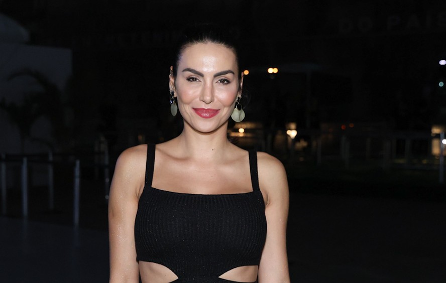 Um mês após dar à luz, Mel Fronckowiak chega de vestido recortado no ...