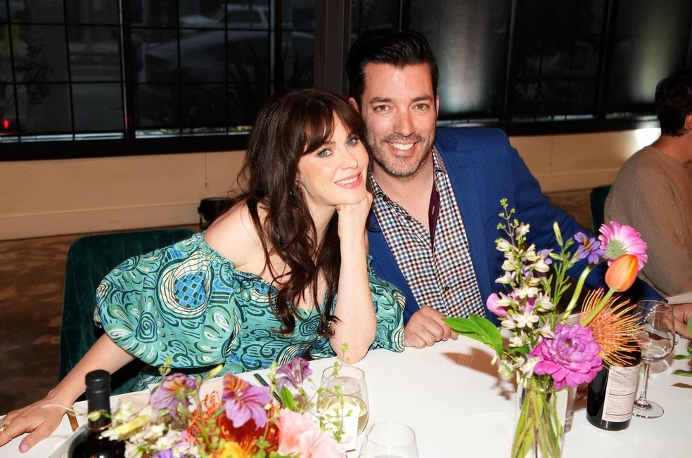 Zooey Deschanel e Jonathan Scott anunciam noivado; veja o anel