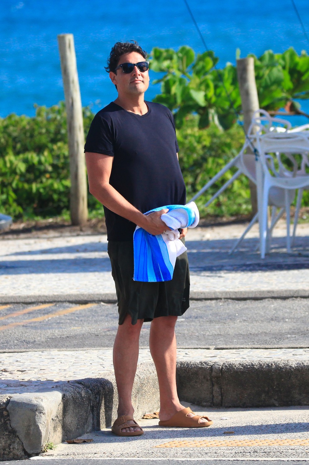 Em pausa na carreira, Bruno De Luca é visto deixando a praia no Rio