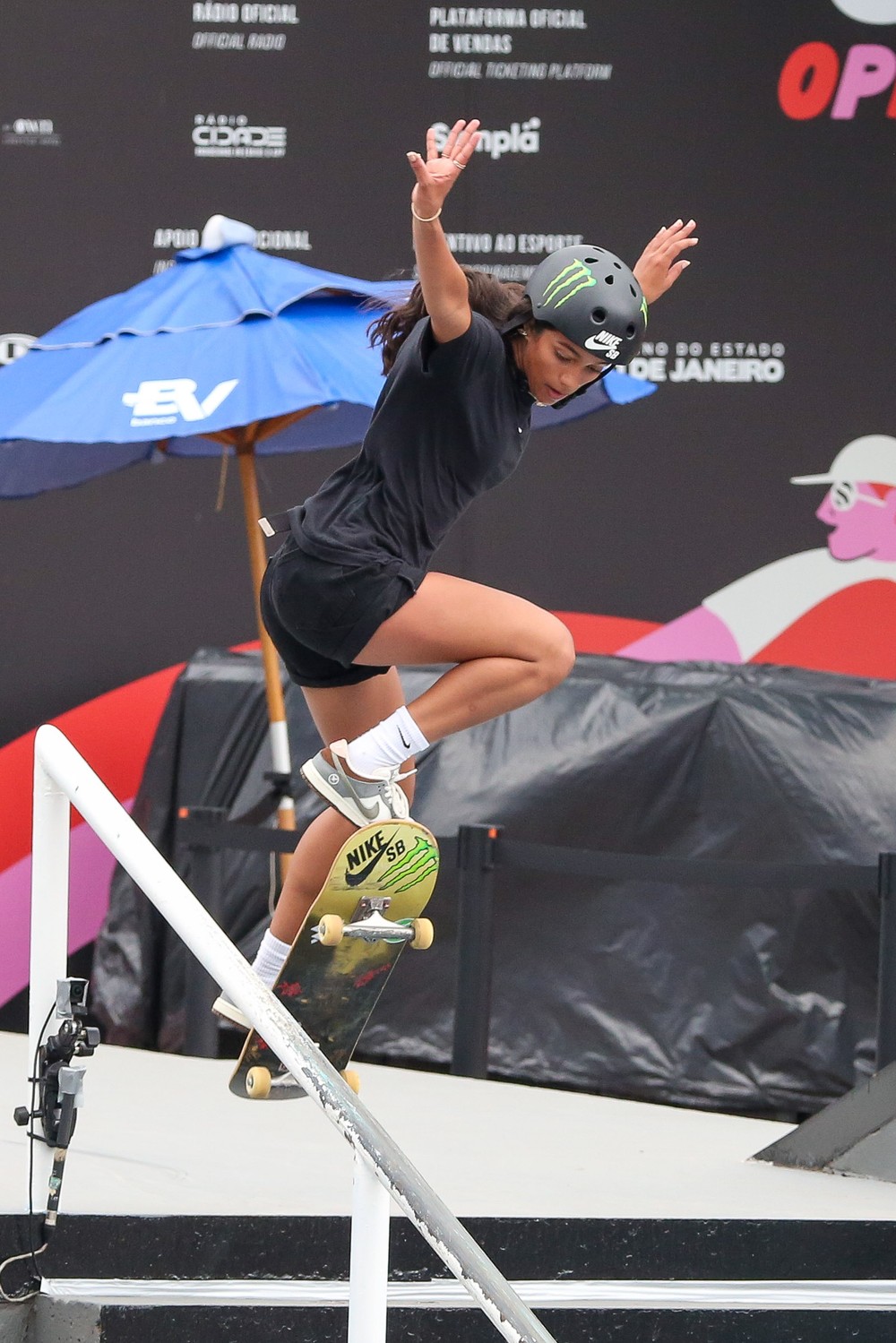 Rayssa Leal exibe talento no skate em campeonato do Rio