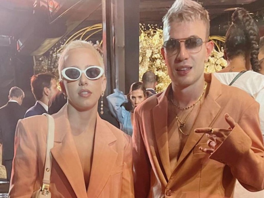 Marcella Rica e Leo Picon se vestem iguais para casamento de Carol ...