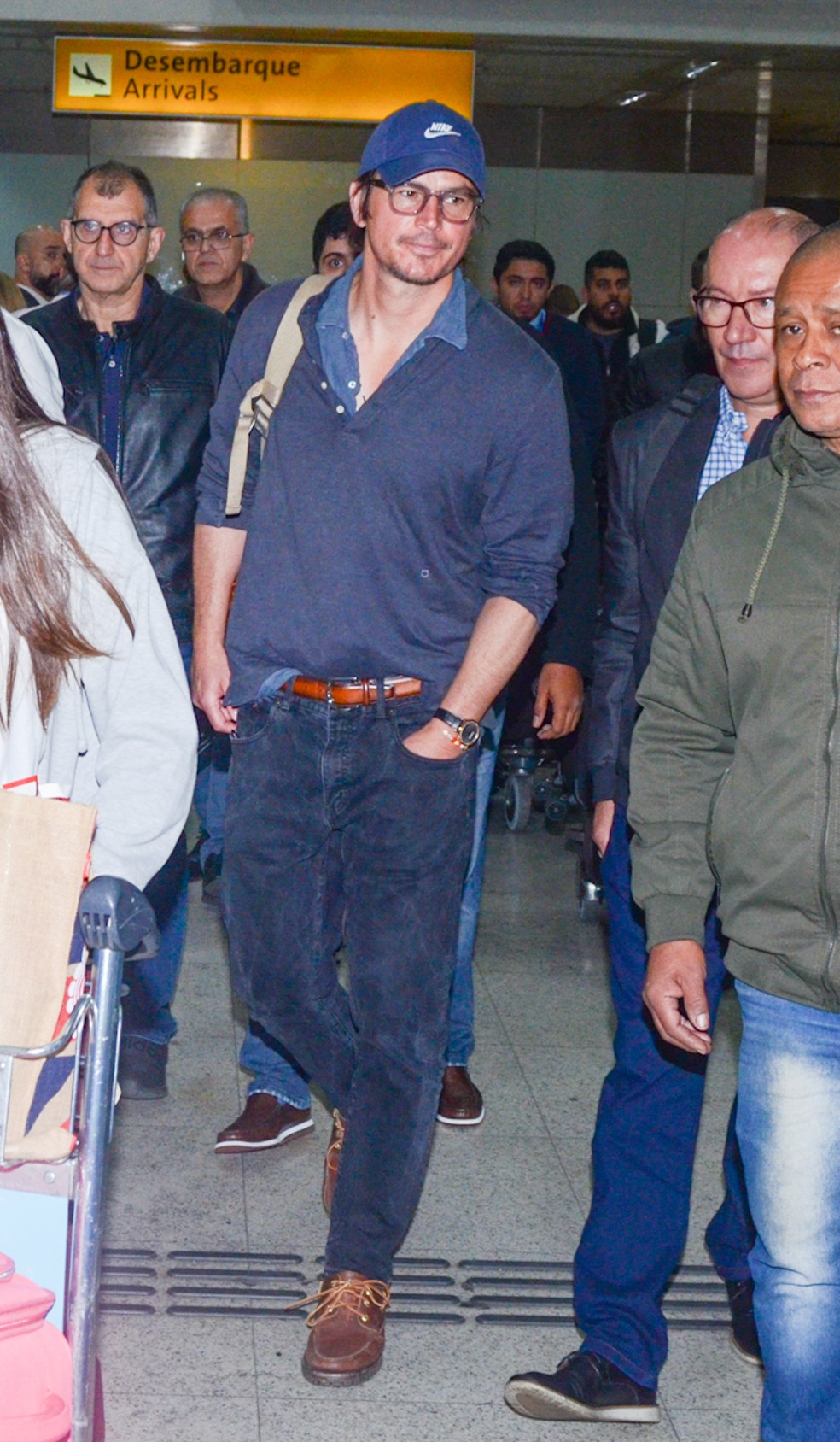 Astro de filmes de ação, Josh Hartnett desembarca no Brasil; fotos