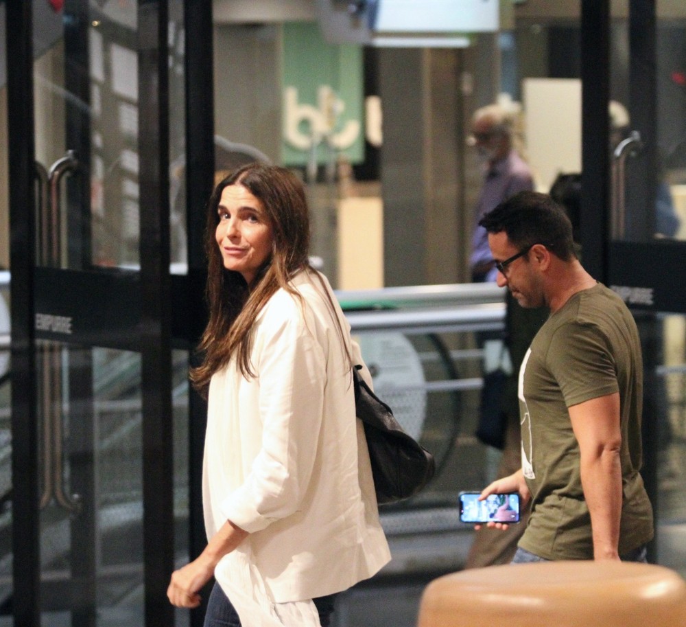 Malu Mader faz aparição rara em passeio com amigo e sorri para fotógrafos