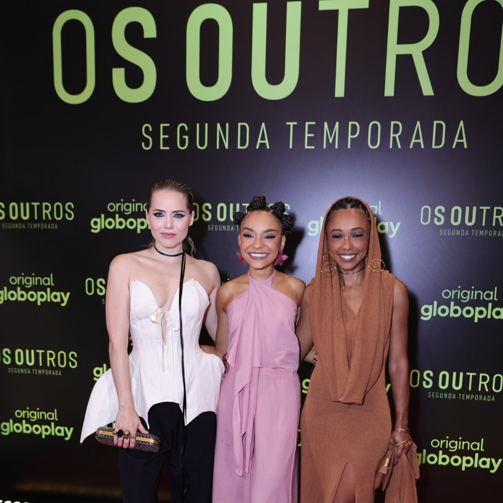 Elenco se reúne no lançamento da segunda temporada de 'Os Outros' em ...