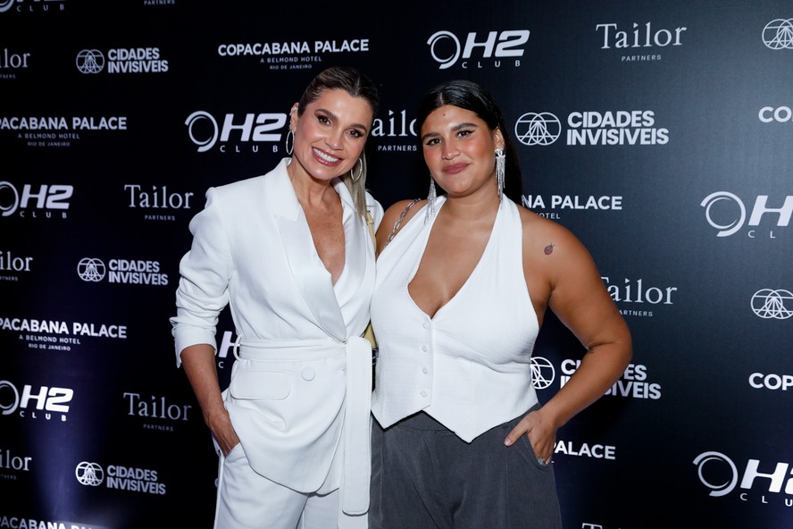 Flávia Alessandra e Giulia Costa vão juntas a leilão beneficente com mais famosos