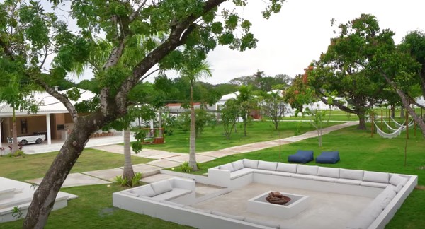 Nicole Bahls abre mansão com 22 banheiros, salão de beleza e capela ...