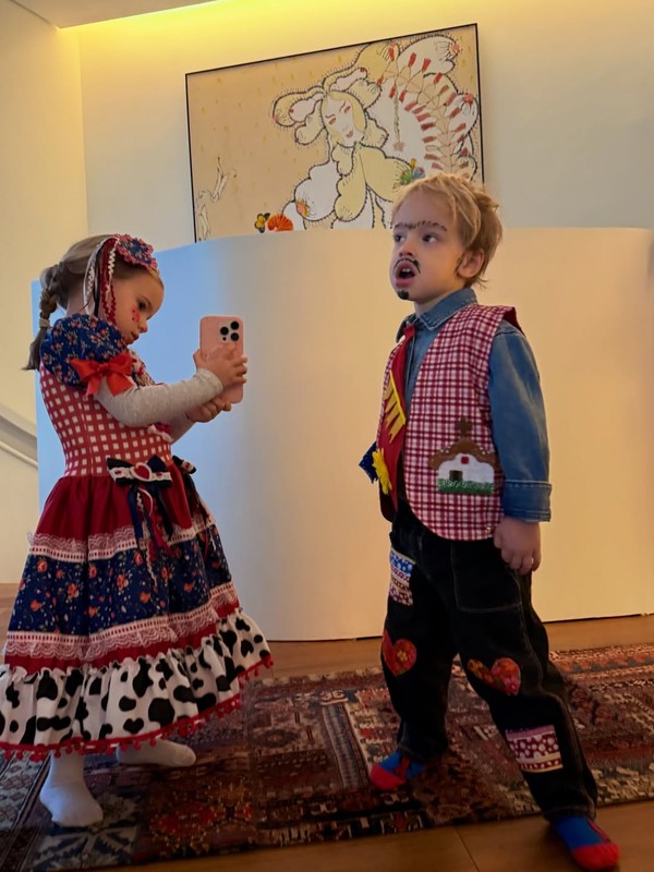 Eles cresceram! Isabella Scherer mostra filhos prontos para festa ...