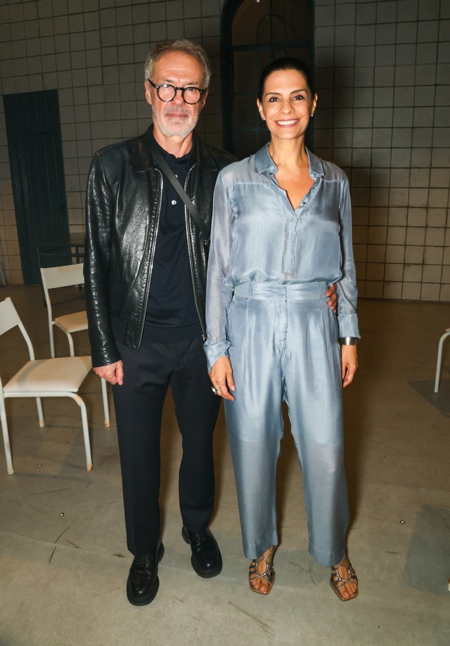 Helena Ranaldi posa com o ex-marido, o atual e o filho em noite de teatro