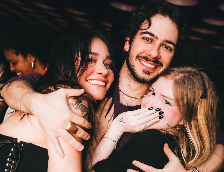 Alessandra Negrini reúne filhos e amigos ao comemorar aniversário; fotos