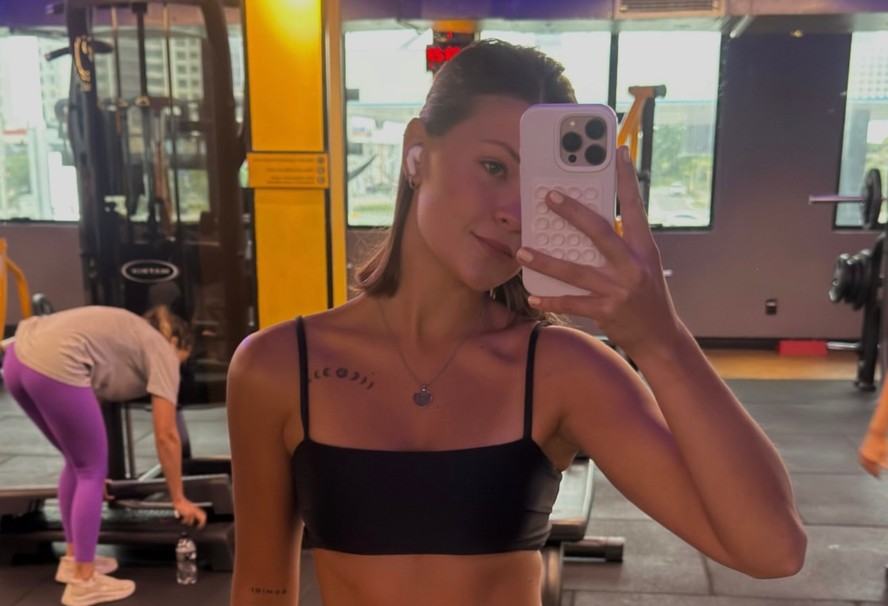 De barriga de fora, ex-atriz mirim Nikki Meneghel, sobrinha de Xuxa ...