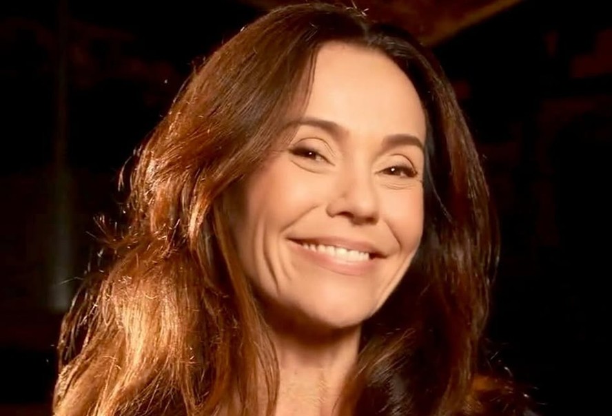 De pijama, Flávia Monteiro leva filha para escola; veja foto