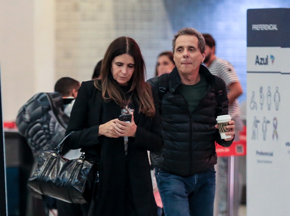 Malu Mader e Tony Bellotto trocam beijos em aeroporto