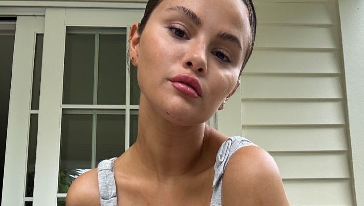 Selena Gomez posa sem maquiagem e com mão imobilizada após cirurgia