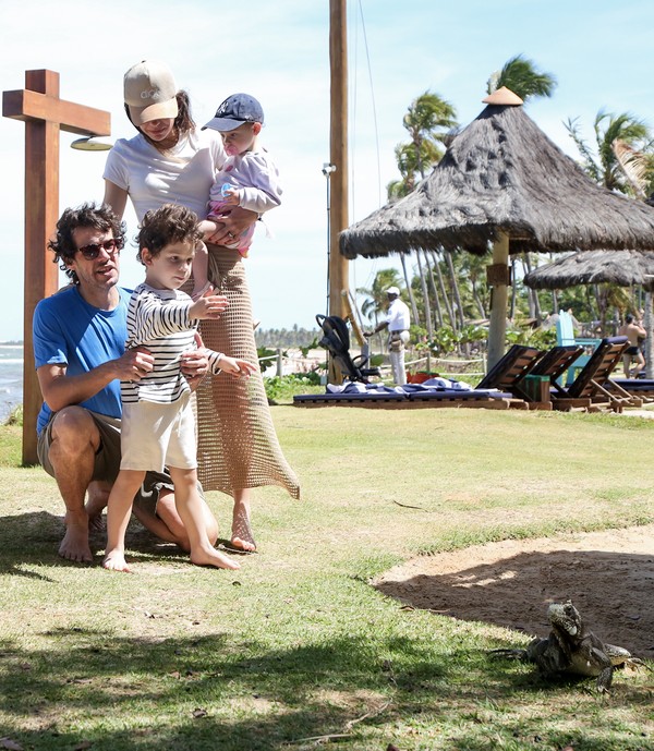 Jayme Matarazzo e esposa viajam para a Bahia com os filhos