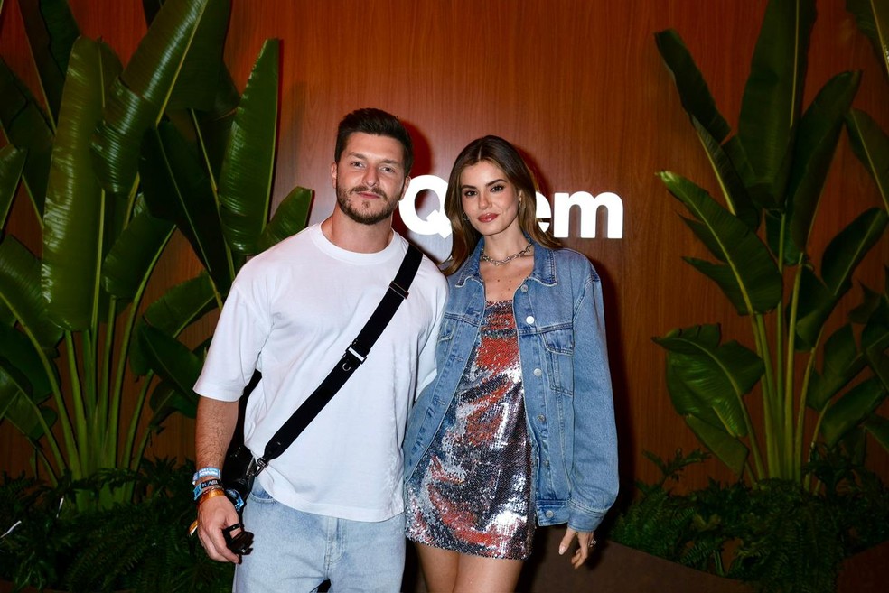 Camila Queiroz diz que não se vê como 'exemplo de casal' com Klebber Toledo