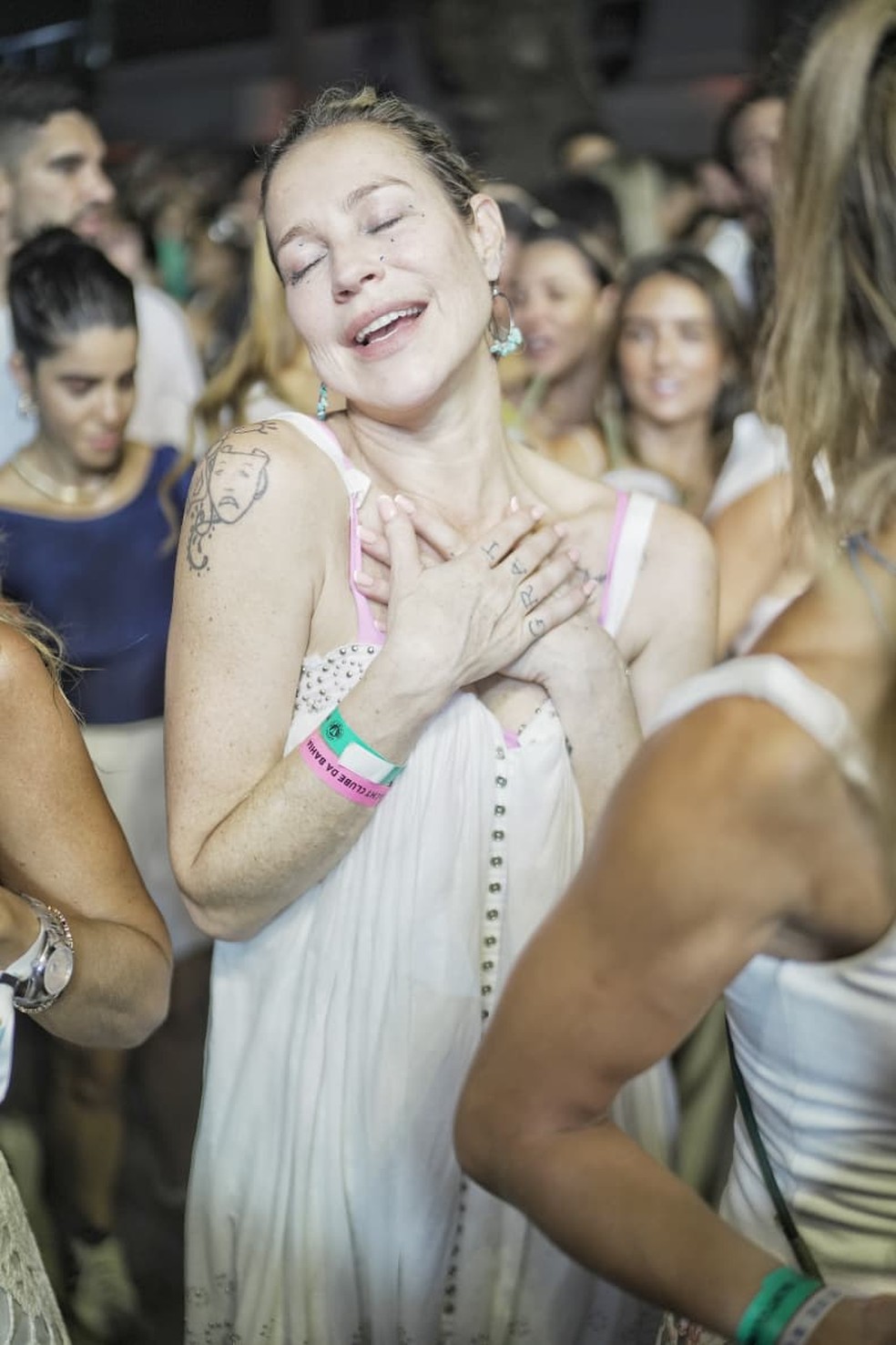 No meio do público, Luana Piovani se joga em show da Timbalada na Bahia ...