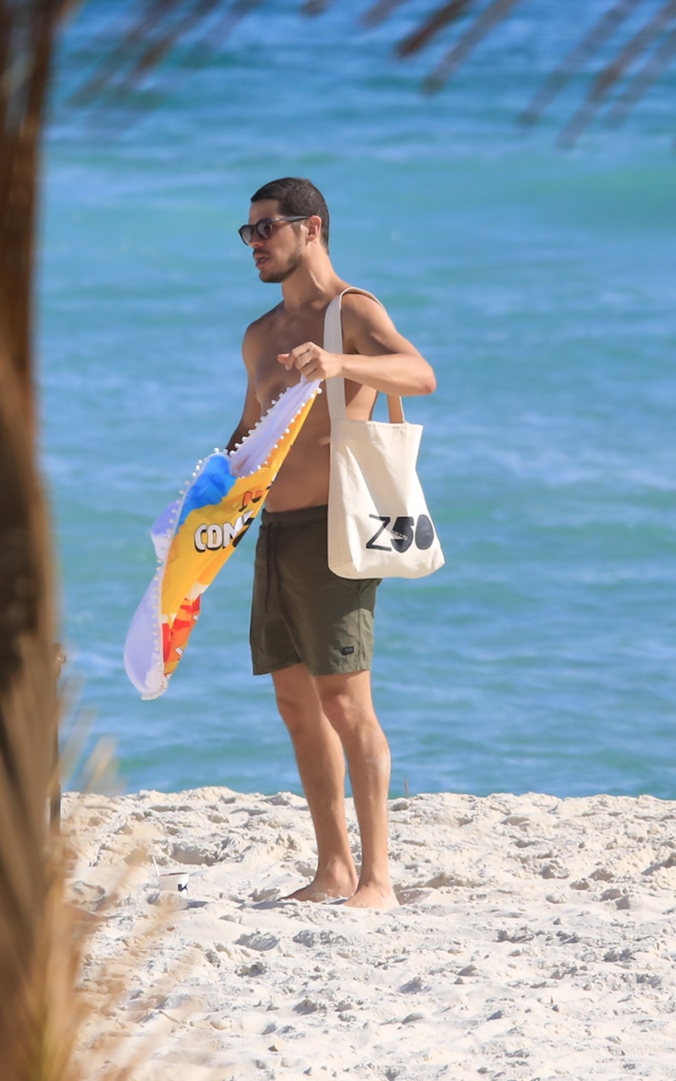 De sunga, José Loreto aproveita sexta de sol no Rio de Janeiro com amigo