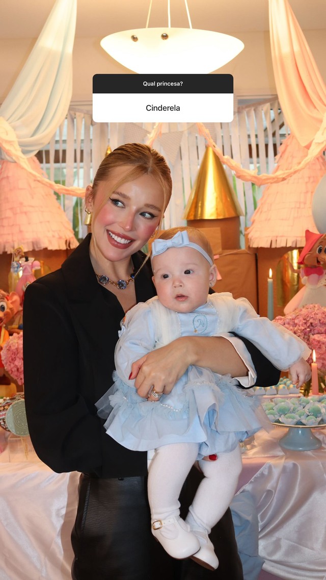 Duda Reis veste a filha de Cinderela em festa pelos 5 meses; vídeos