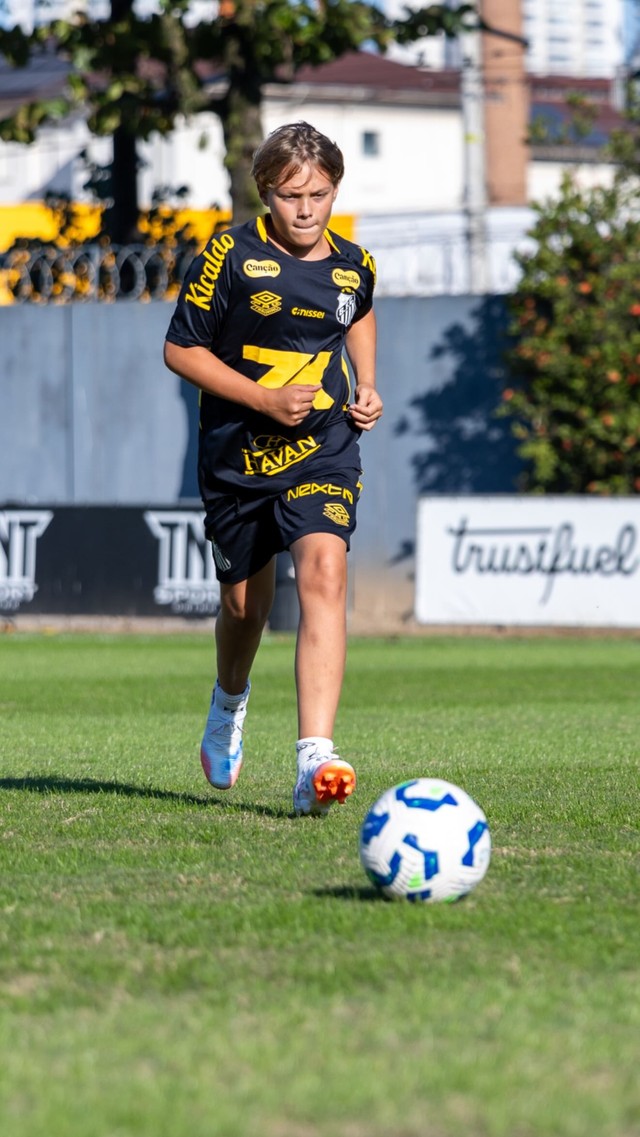 Neymar recebe Davi Lucca e filho da ex em treino antes de jogo contra ...
