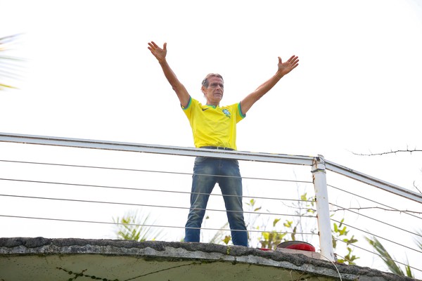 Com ordem de despejo, Mário Gomes enfrenta policiais e bate panela em ...