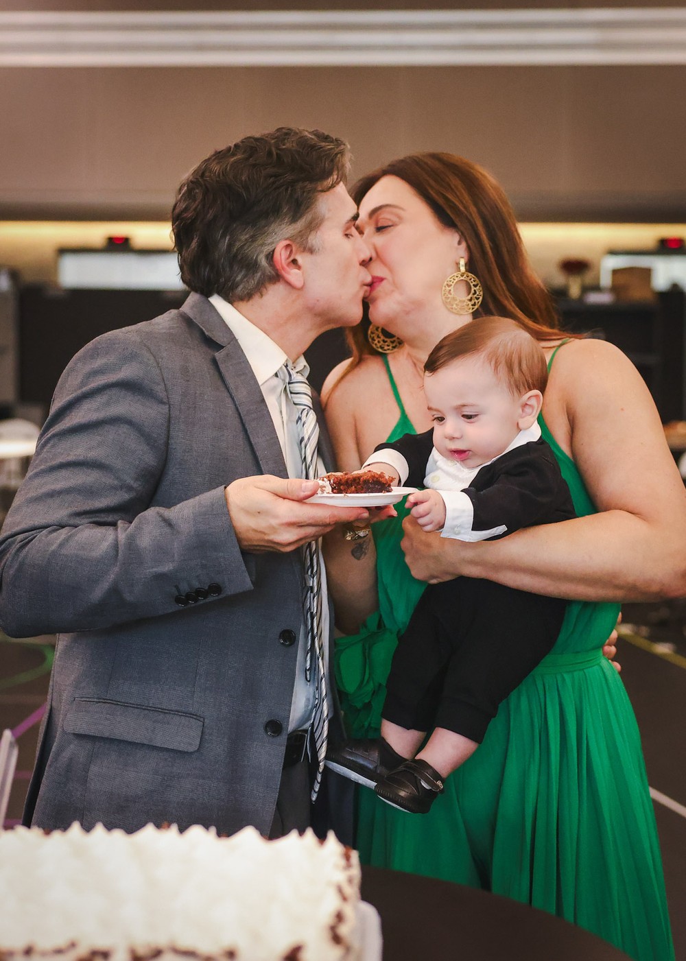 Claudia Raia ganha do marido joia feita com seu leite materno; vídeo