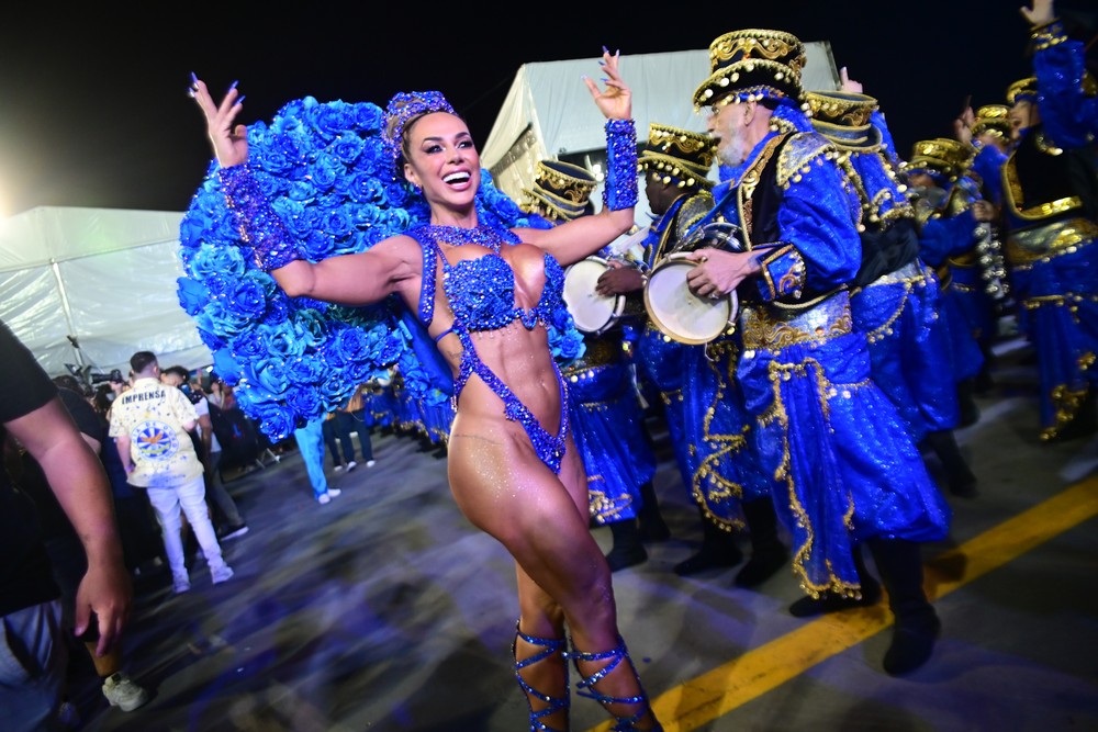 Após superar câncer, Renata Spallicci avalia desfile como rainha de ...