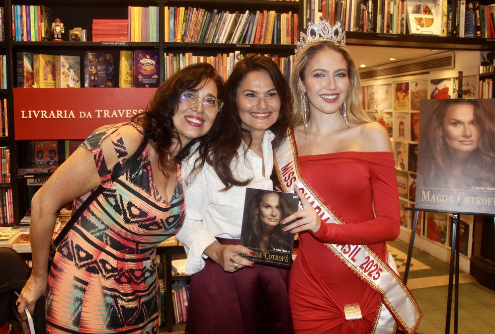 Musa dos anos 1980, Magda Cotrofê lança biografia e recebe famosos