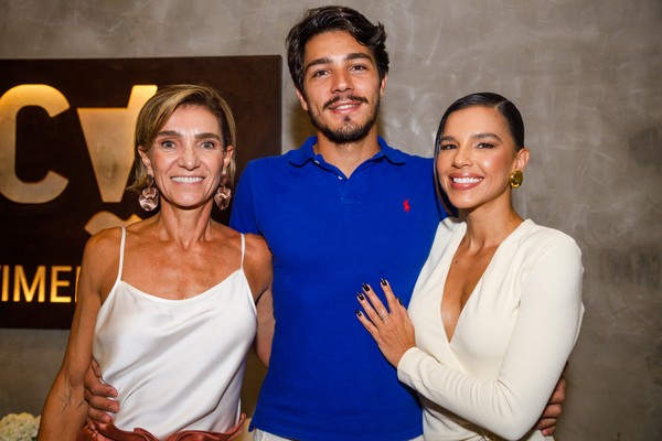 Mariana Rios enche o namorado, João Luis Diniz, de beijos e carinhos em ...