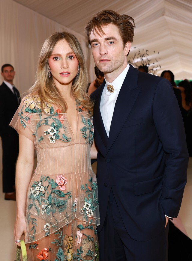 Suki Waterhouse confirma que está grávida de Robert Pattinson, e mostra ...